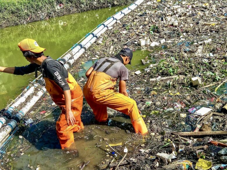 Cómo es el sistema que usan para quitar plásticos en ríos de Asia y ...